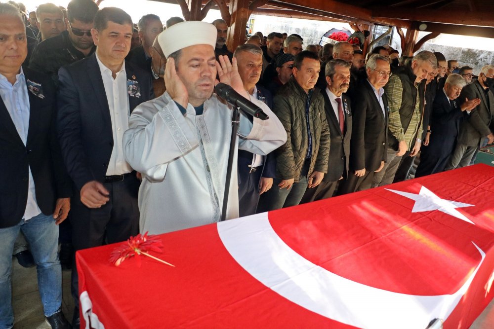 Duayen gazeteci Ali Orhan, son yolculuğuna gözyaşlarıyla uğurlandı